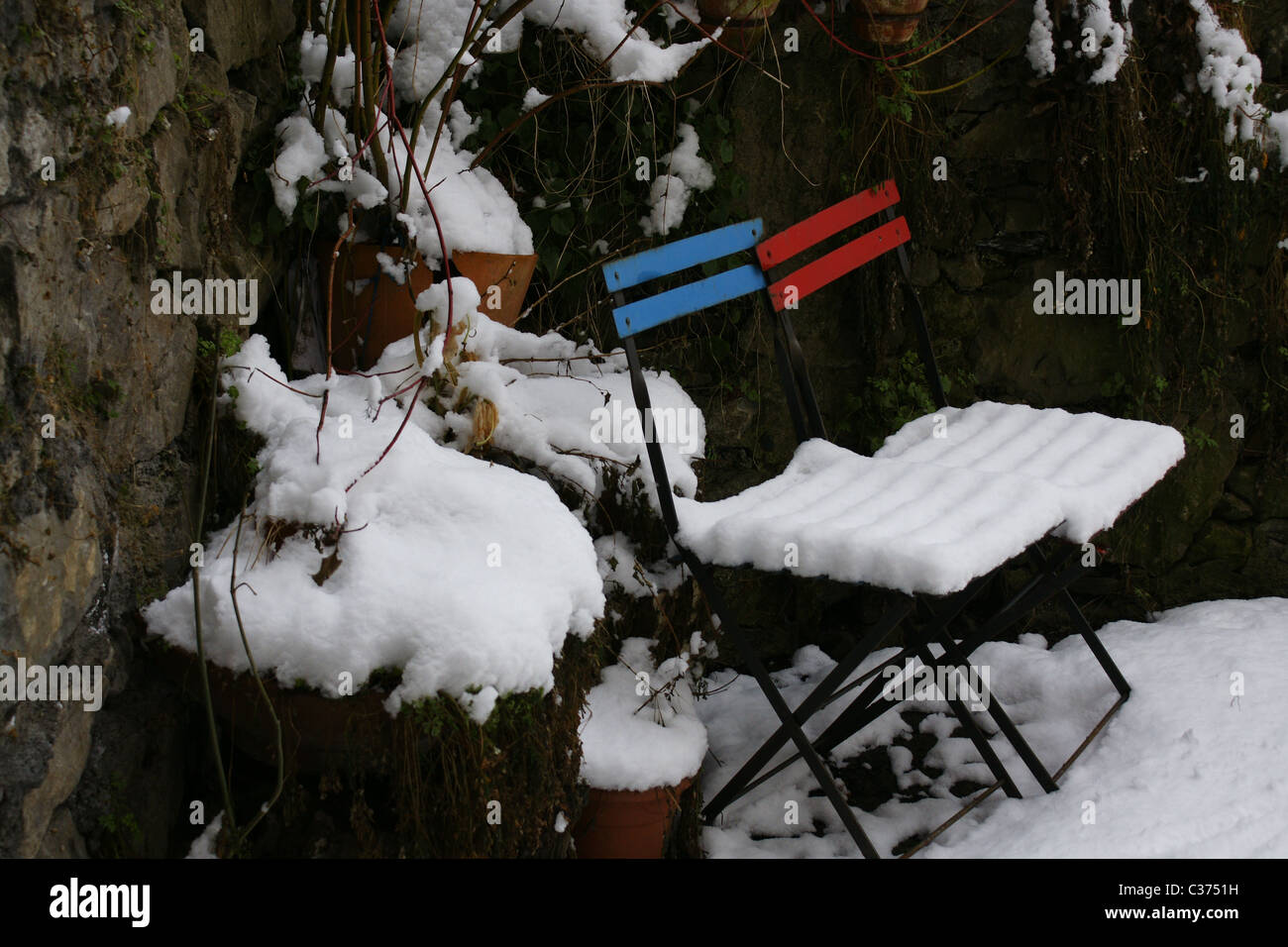 Two snow covered chairs hi-res stock photography and images - Alamy