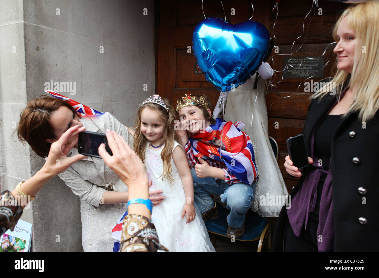William kate wedding westminster abbey hi-res stock photography and ...