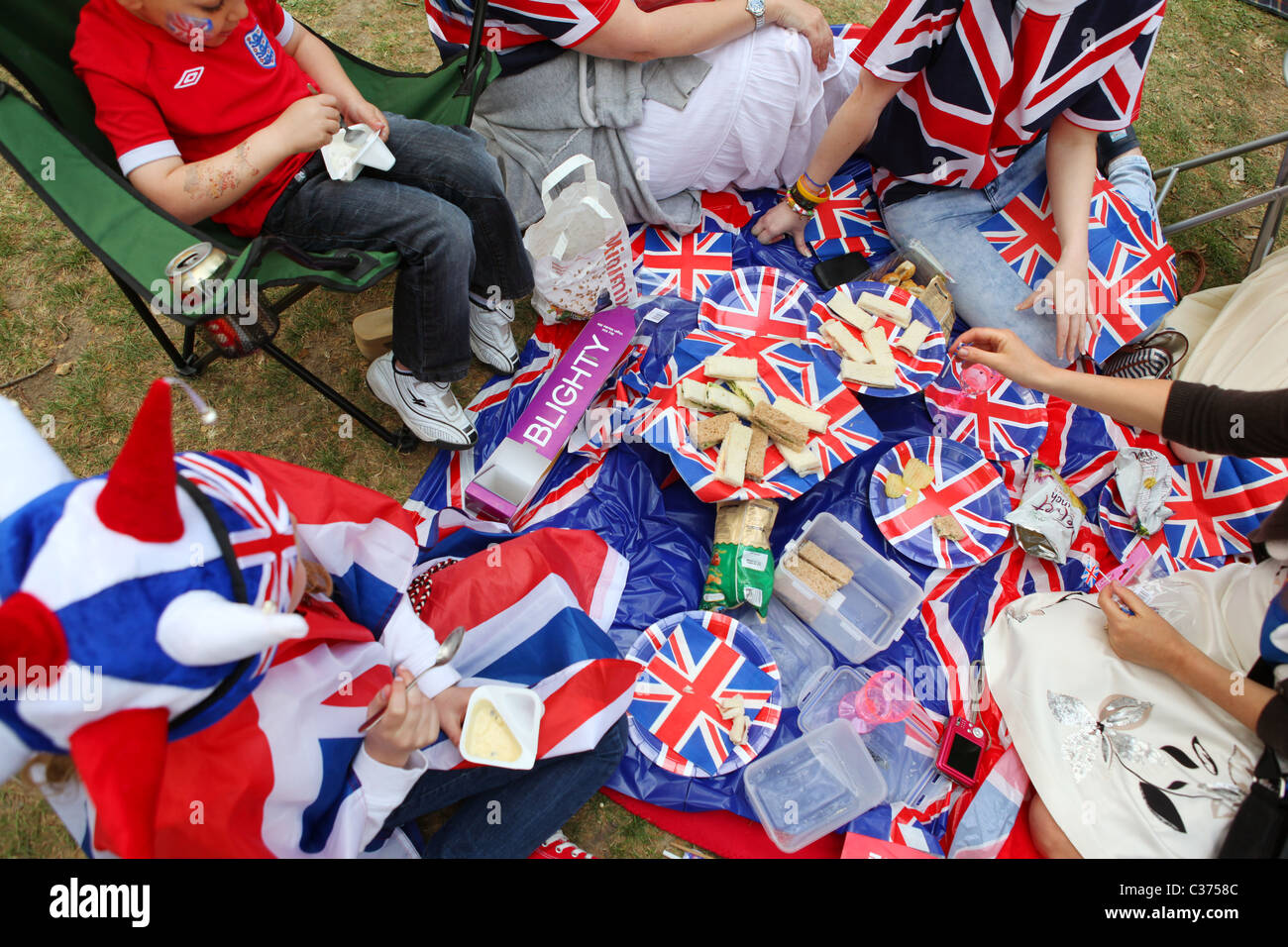 Royal family buckingham palace picnic hi-res stock photography and ...