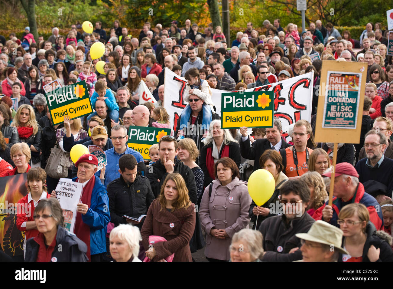 Outside people crowd banners placards hi-res stock photography and ...