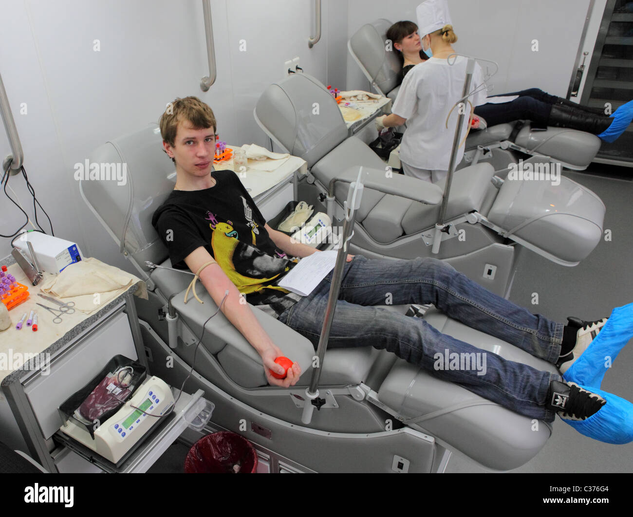 Giving blood hi-res stock photography and images - Alamy