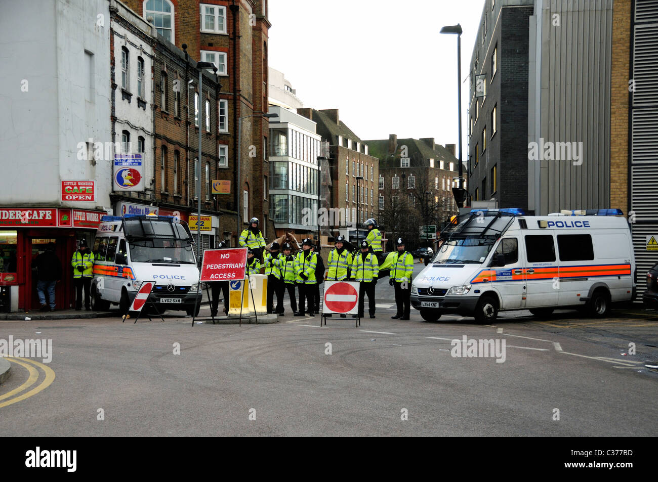 Police Blockade outside Arsenal's Emirates Stadium to stop supporters ...