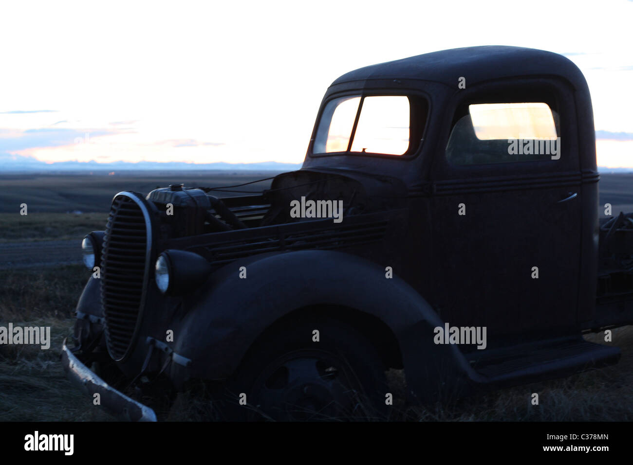 Rusted truck in a farmer's field Stock Photo - Alamy