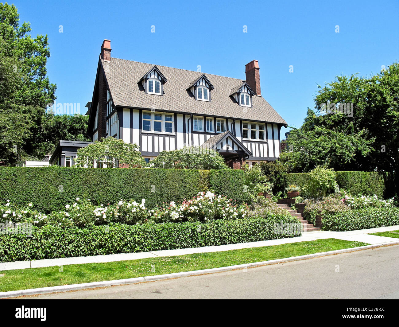 Tudor style buildings hi-res stock photography and images - Alamy