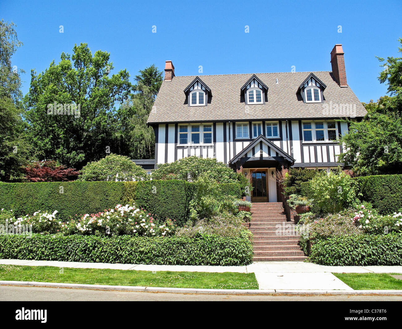 Tudor style houses hi-res stock photography and images - Alamy