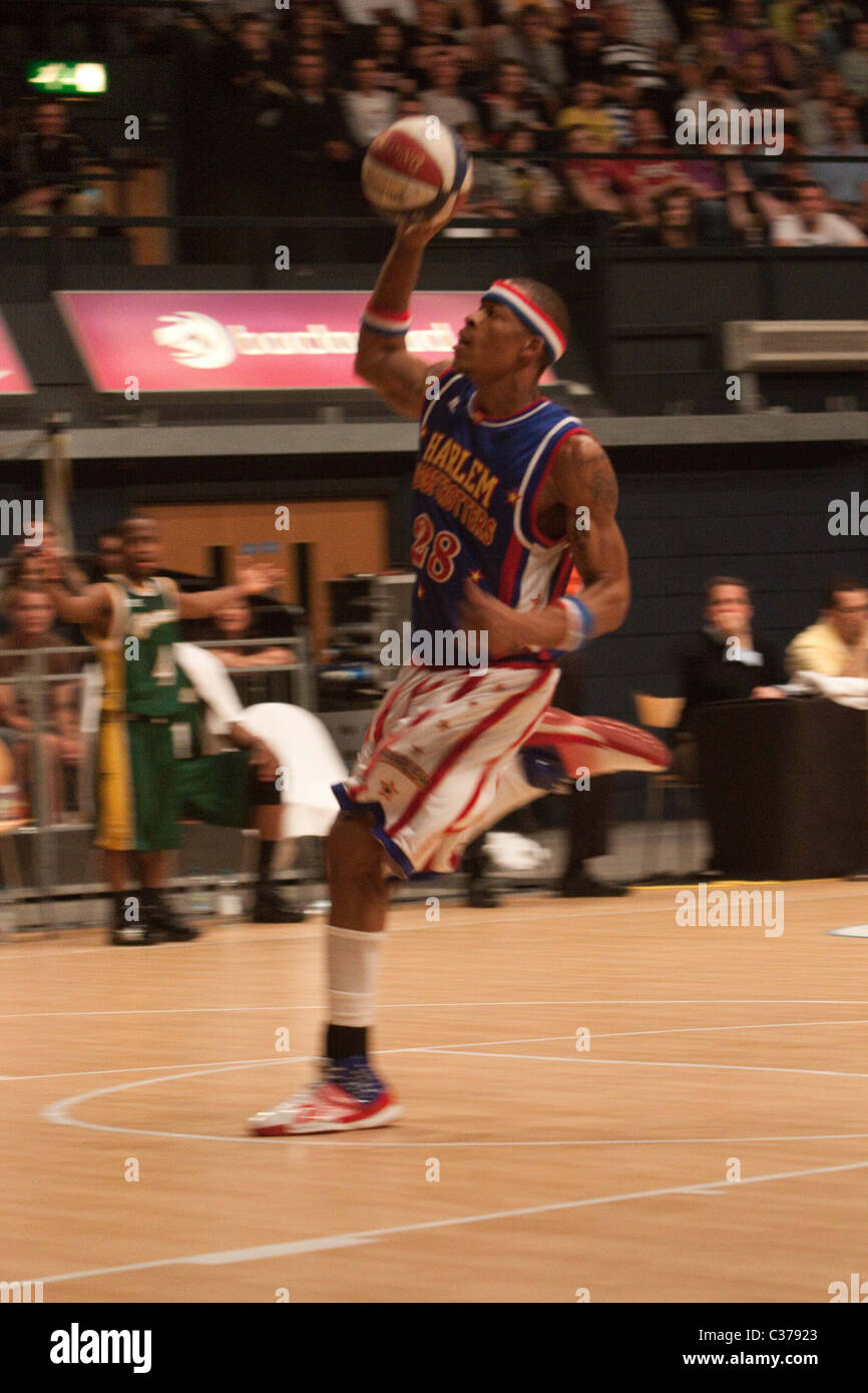 Basketball harlem globetrotters wembley hi-res stock photography and ...