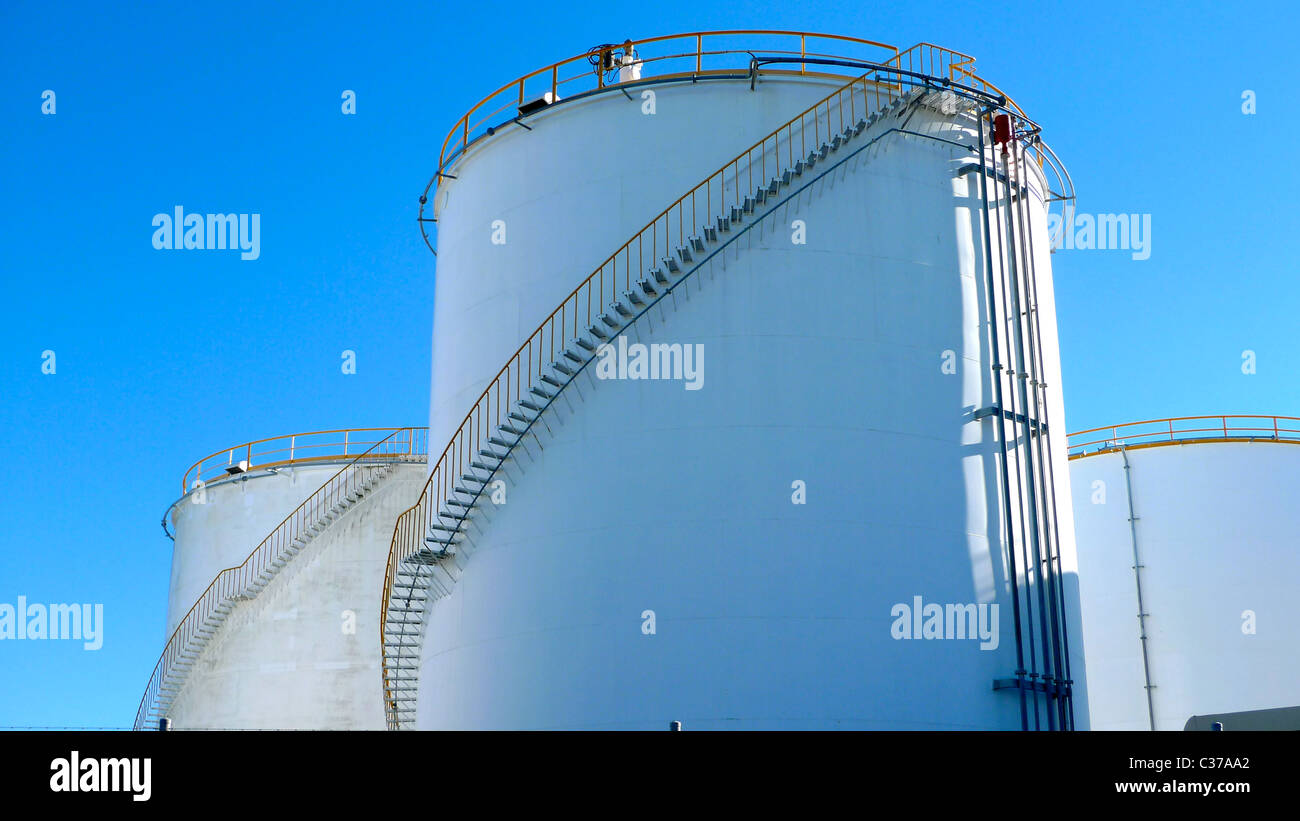 Oil Storage Tank Farm Stock Photos & Oil Storage Tank Farm Stock Images ...
