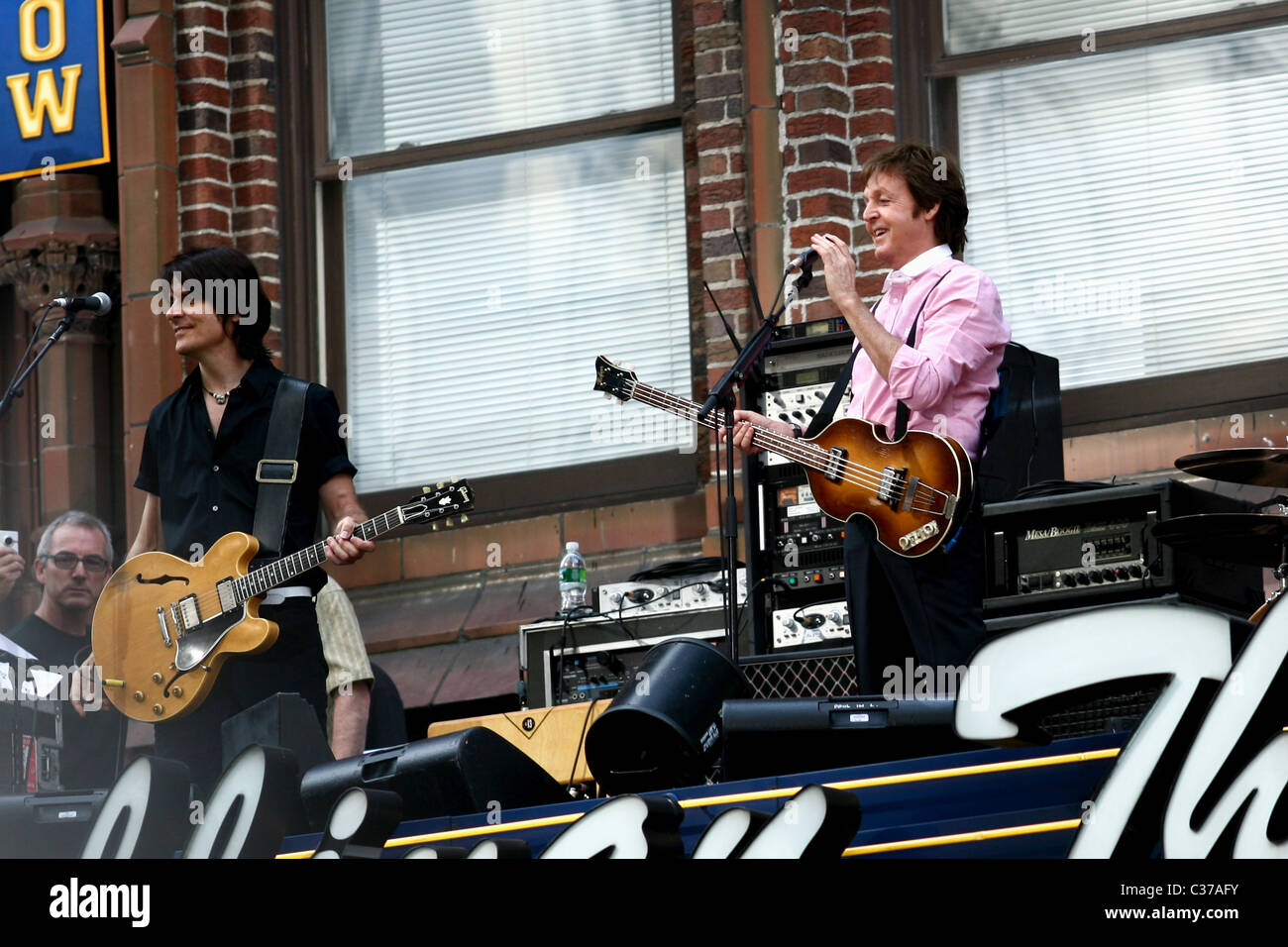 Paul mccartney in concert hi-res stock photography and images - Alamy
