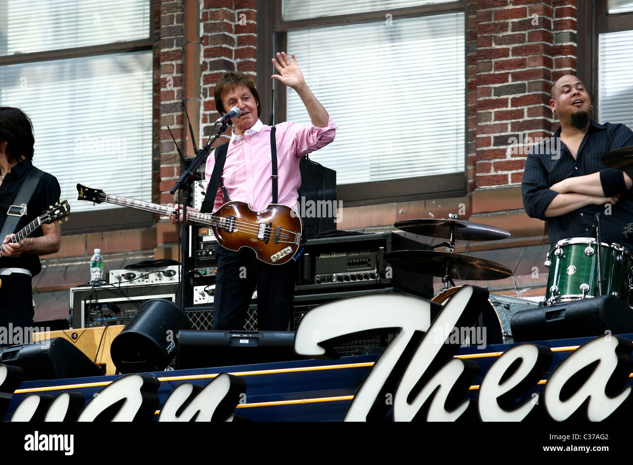 Paul McCartney performs a concert on top of David Letterman's theater ...