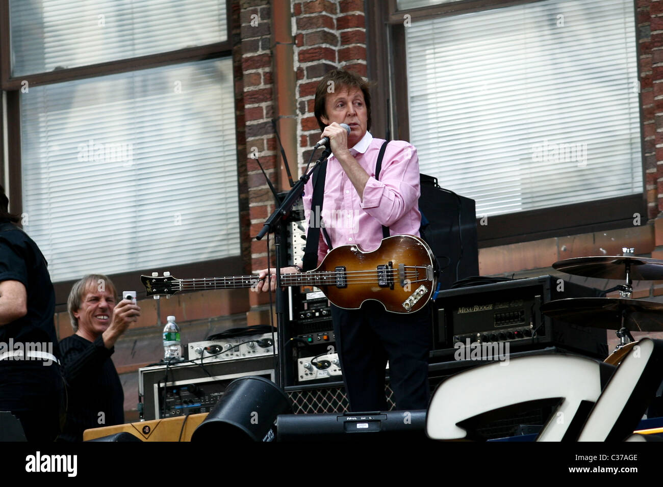 Paul McCartney performs a concert on top of David Letterman's theater ...