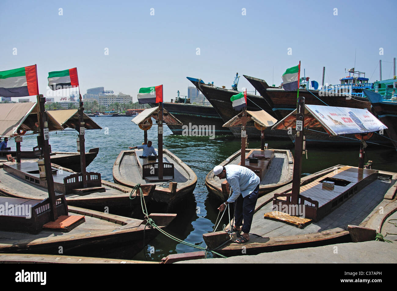 Dubai boats hi-res stock photography and images - Alamy