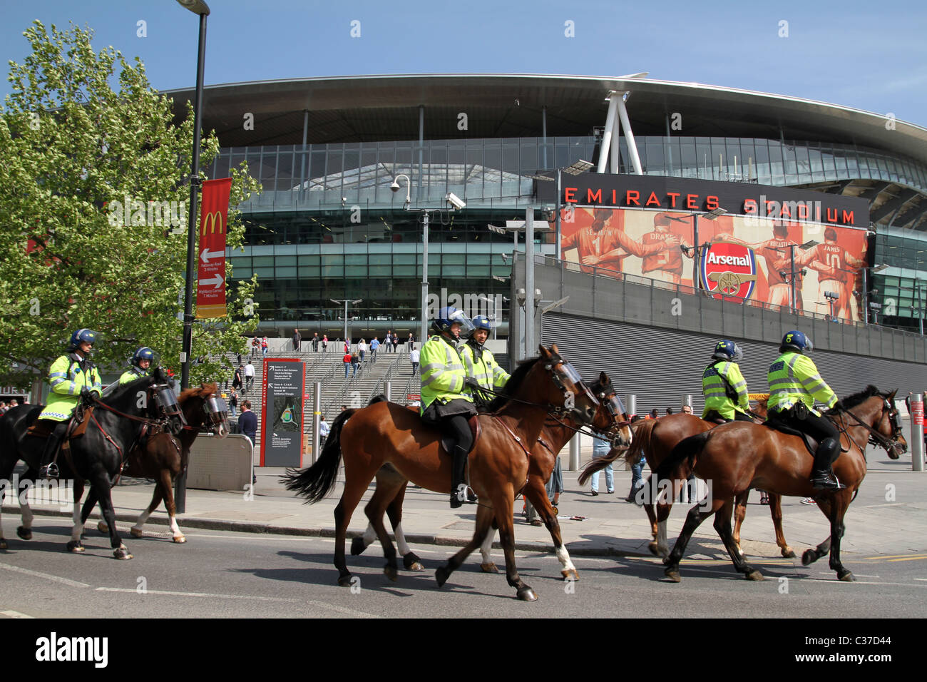 Mounted police uk hi-res stock photography and images - Alamy
