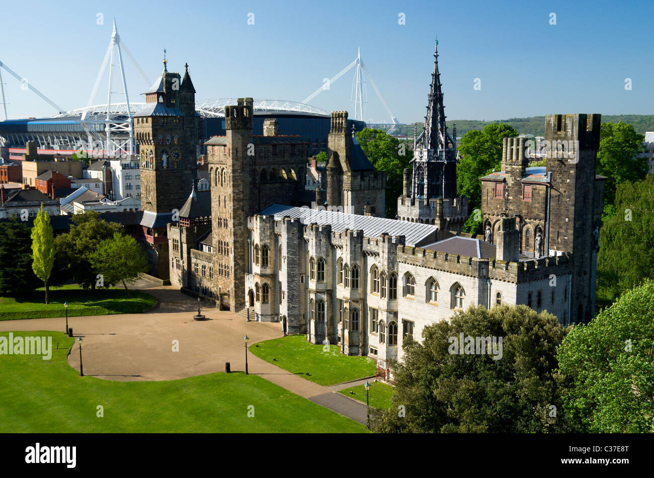 Ancient castle modern city hi-res stock photography and images - Alamy