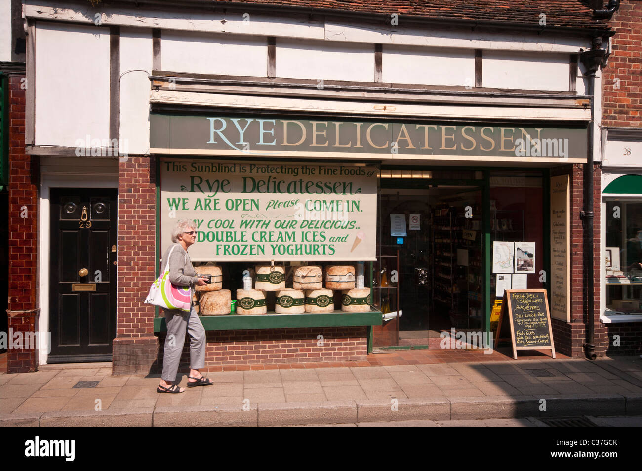 English shopfront hi-res stock photography and images - Alamy