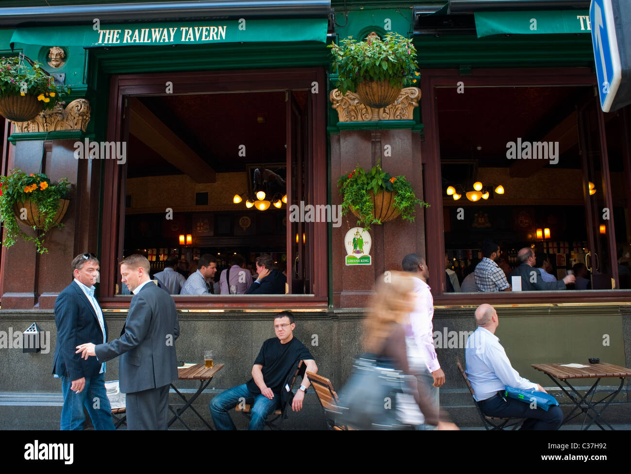 Pub london outside hi-res stock photography and images - Alamy
