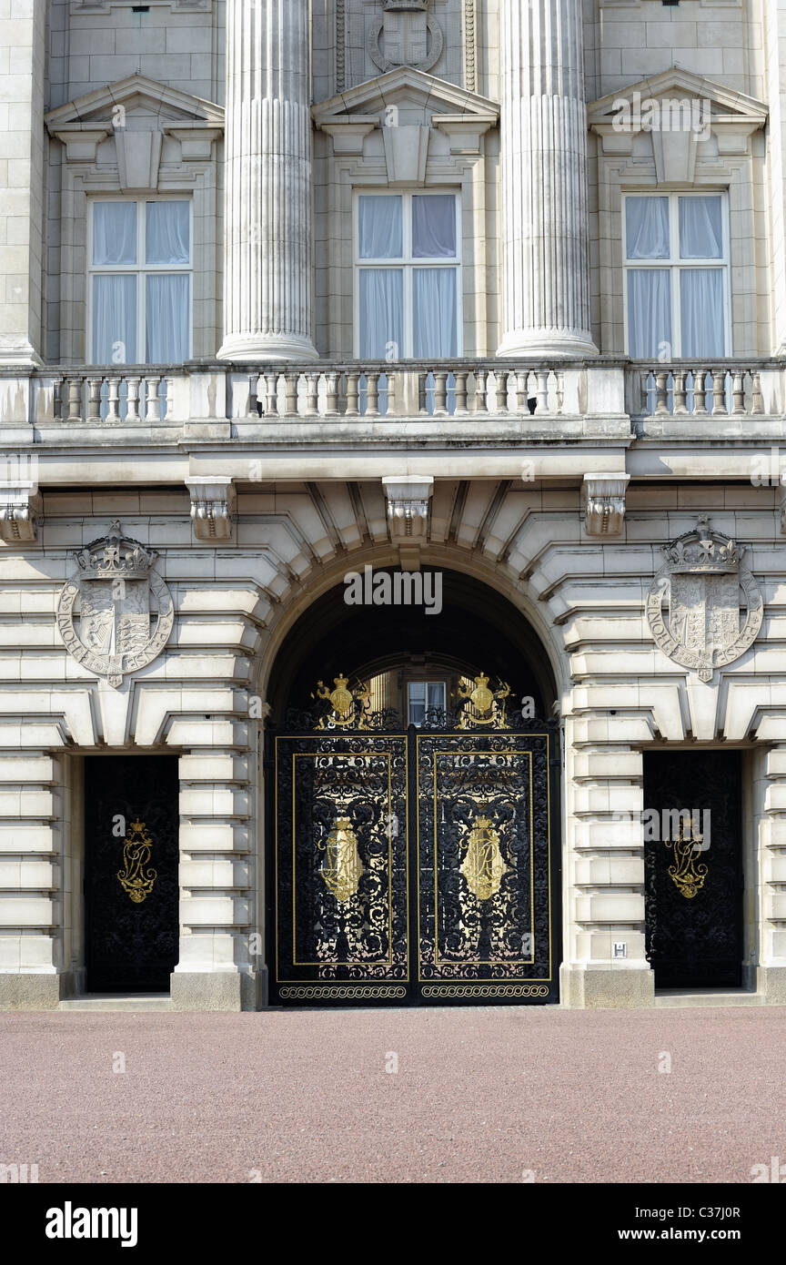 Buckingham palace balcony hi-res stock photography and images - Alamy