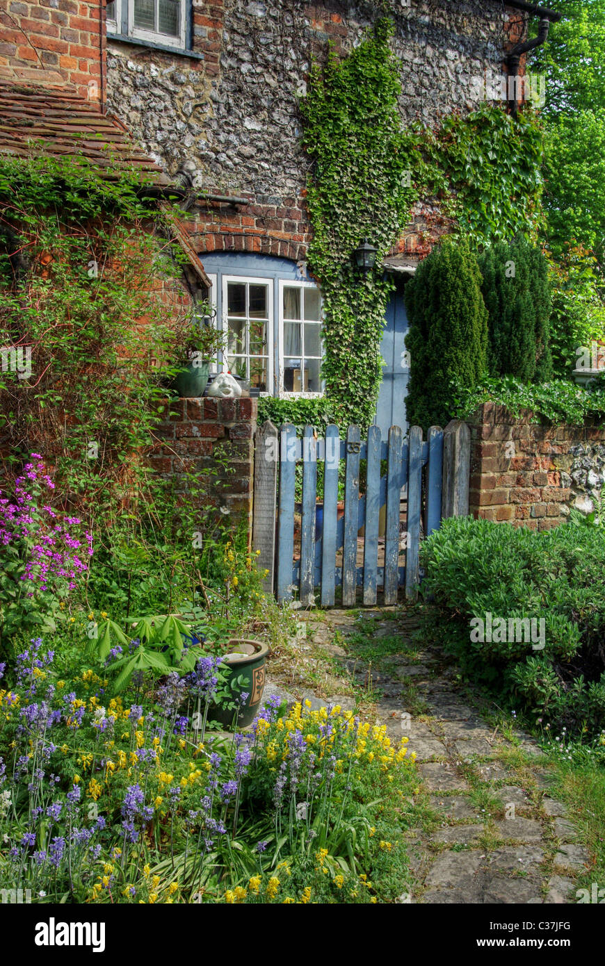 Courtyard garden uk hi-res stock photography and images - Alamy