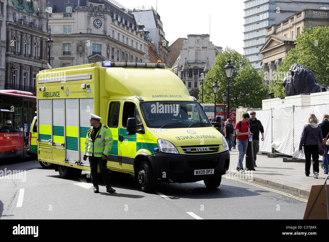 London ambulance hart hi-res stock photography and images - Alamy