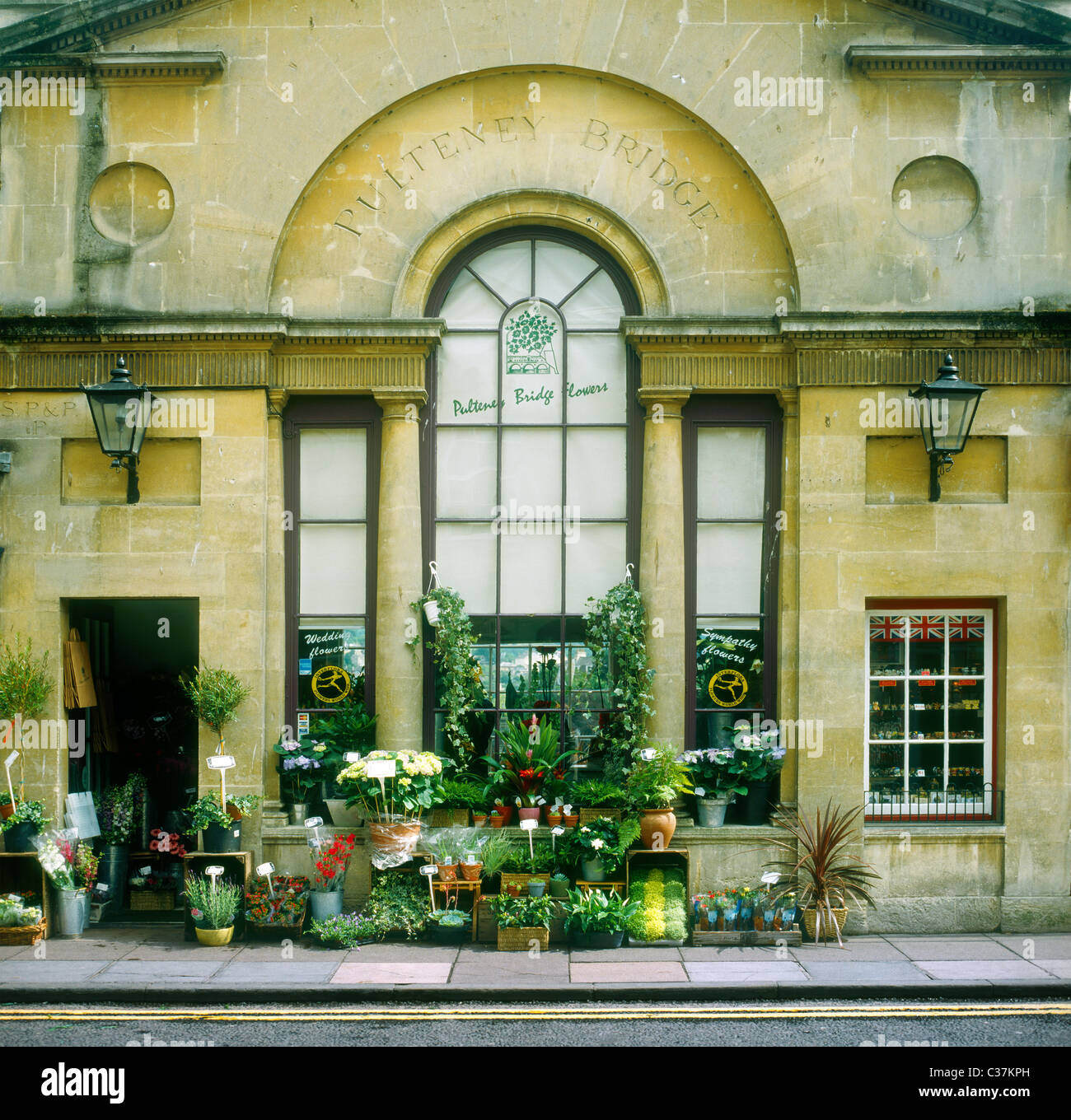 A florist's shop on Pulteney Bridge, Bath, Somerset Stock Photo - Alamy