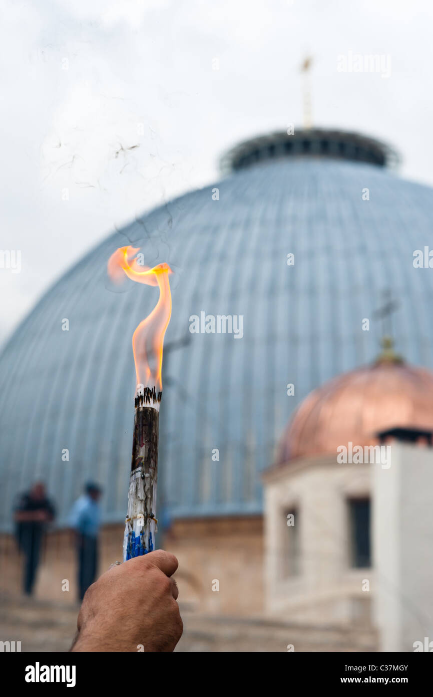 Pilgrims at Jerusalem's Church of the Holy Sepulcher light candles in ...