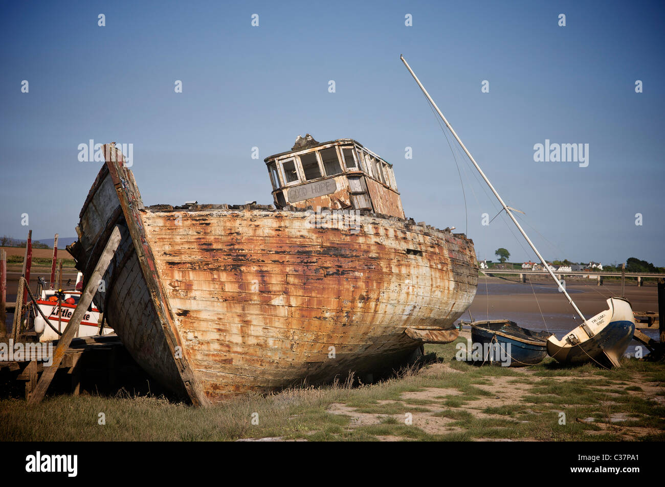 Abandoned boat along Skippool CreekThornton Stock Photo - Alamy