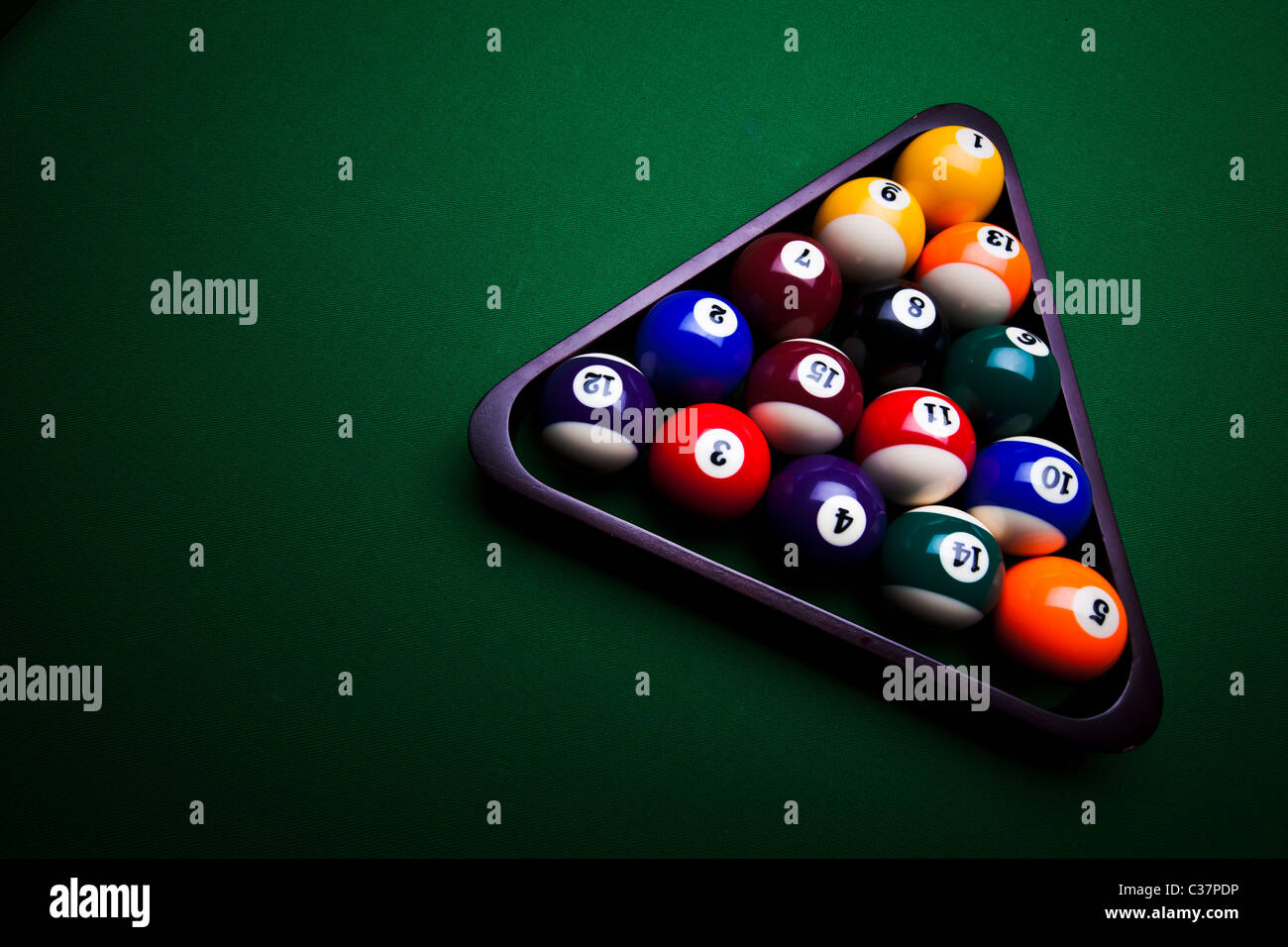 Black ball over snooker table hi-res stock photography and images - Alamy