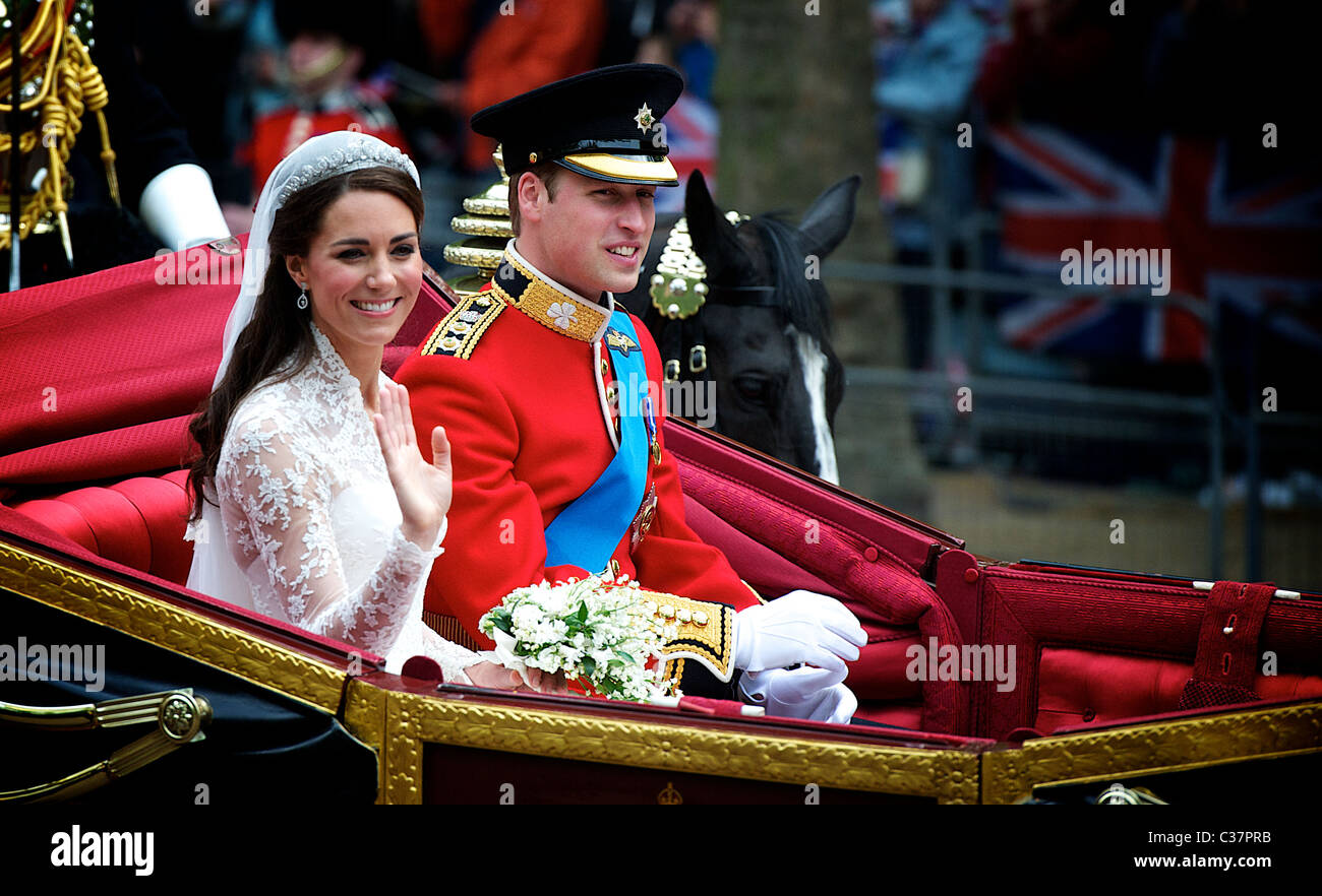 Kate and William ride a carriage from Westminster abbey to Buckingham ...