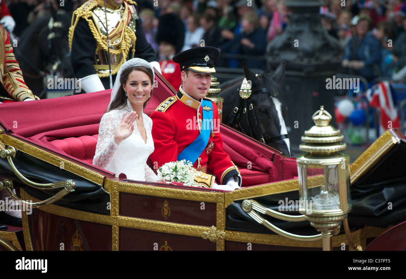 Kate and William ride a carriage from Westminster abbey to Buckingham ...