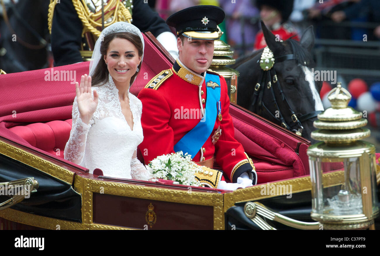 Kate and William ride a carriage from Westminster abbey to Buckingham ...