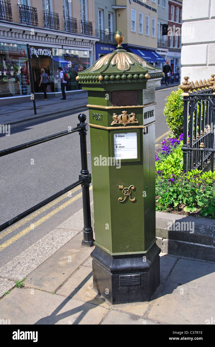 Green Victorian post box by The Guildhall, High Street, Windsor ...