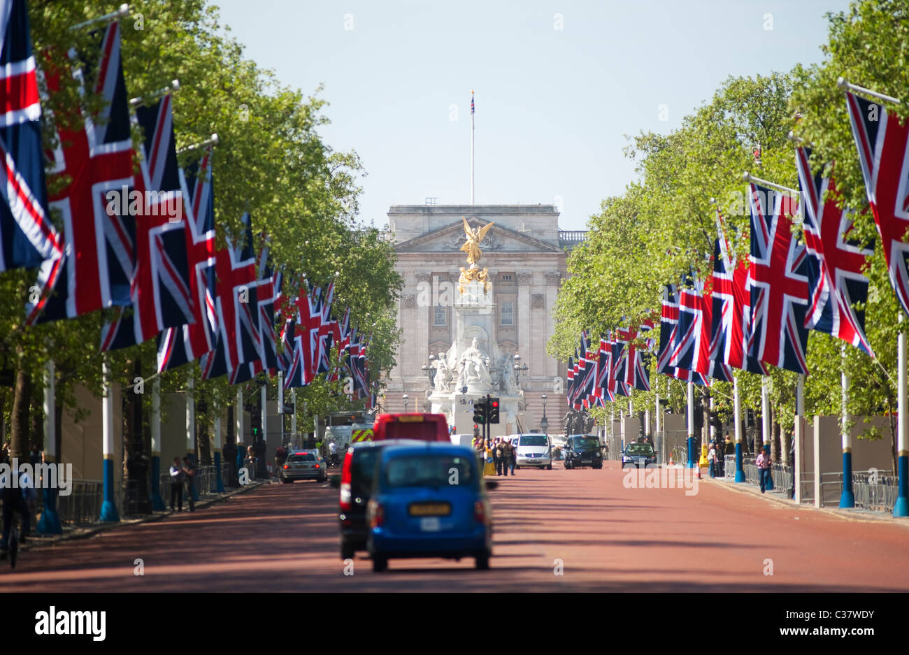Flag Down At Buckingham Palace at Mildred Rohe blog