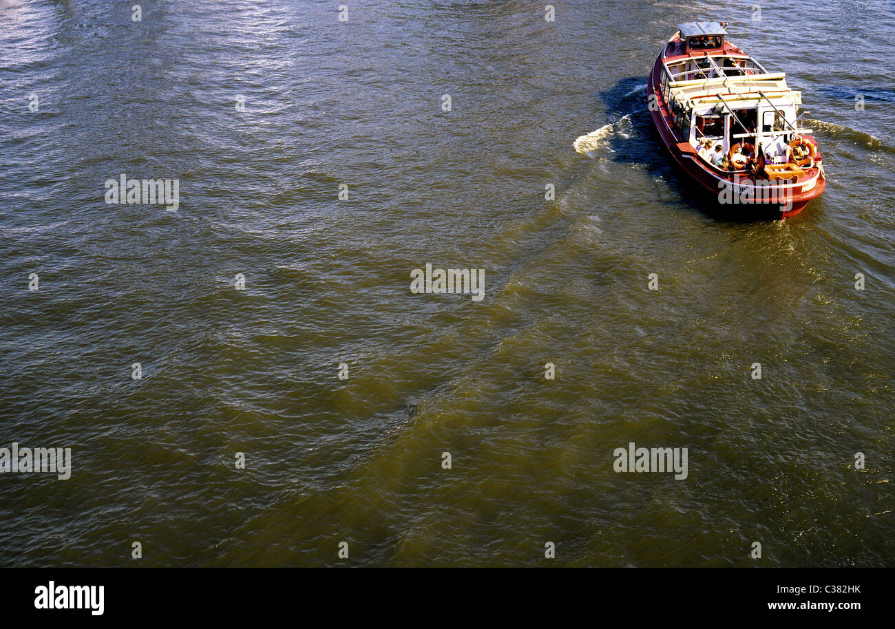 Sightseeing barge at Überseebrücke in the German city of Hamburg Stock ...