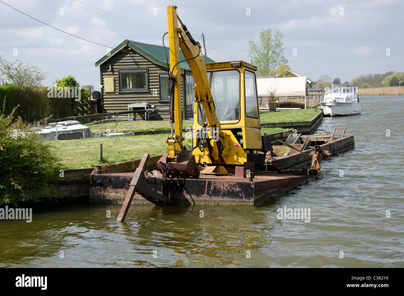 Floating mechanical digger hi-res stock photography and images - Alamy