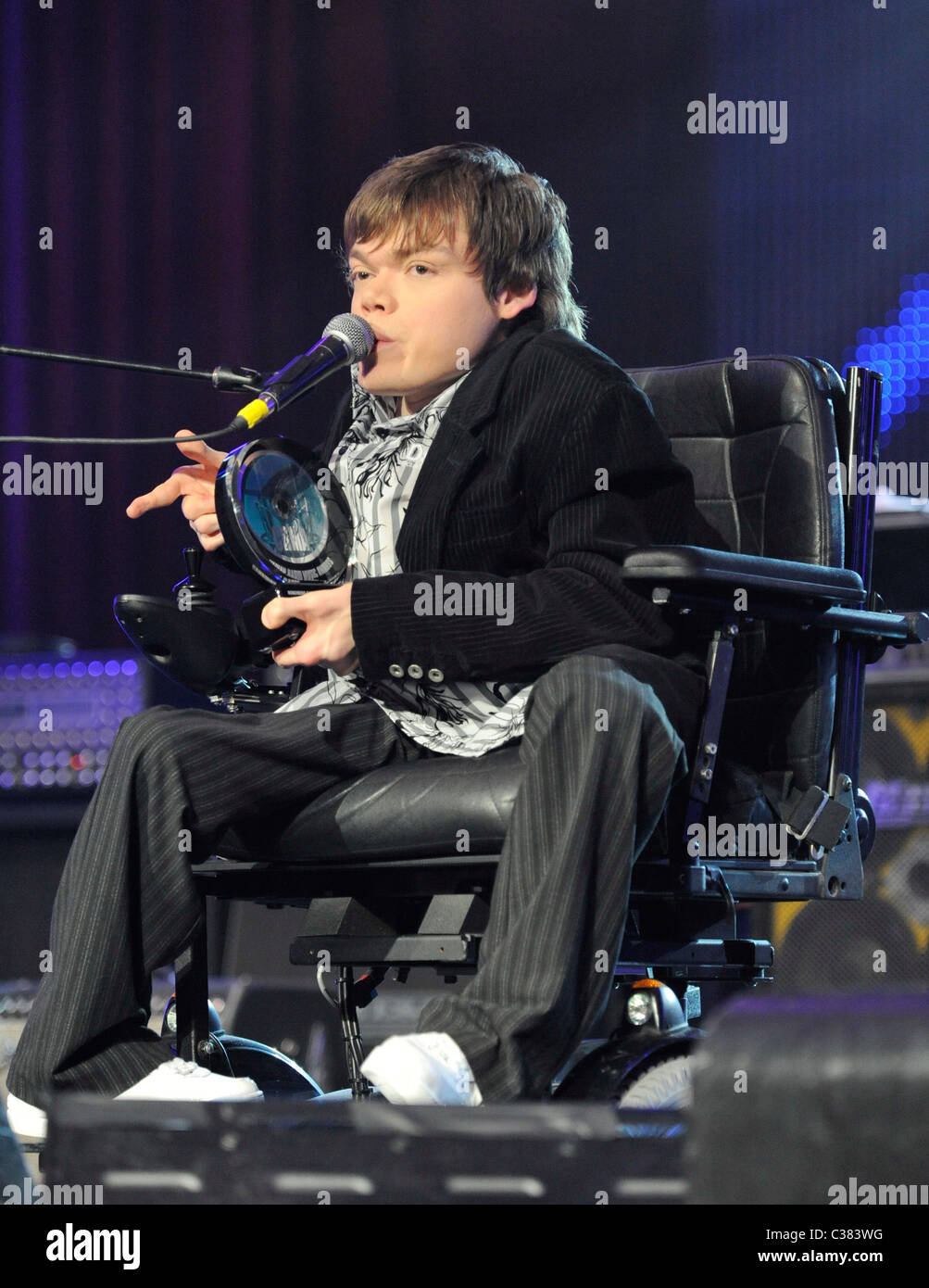 Justin Hines, recipient of the Factor Breakthrough Award, performing ...