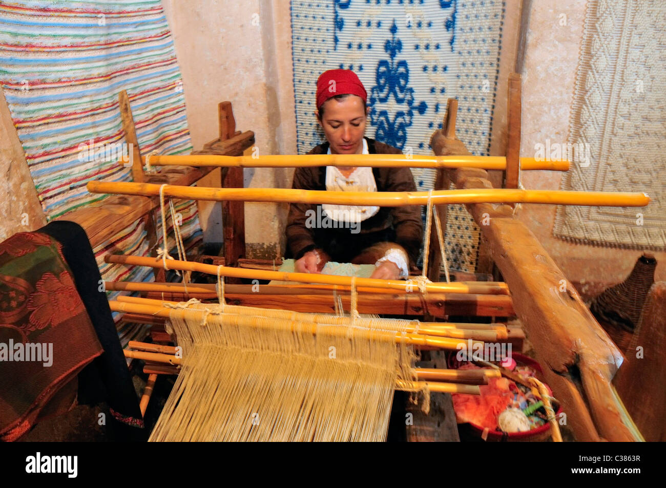 Horizontal frame loom hi-res stock photography and images - Alamy