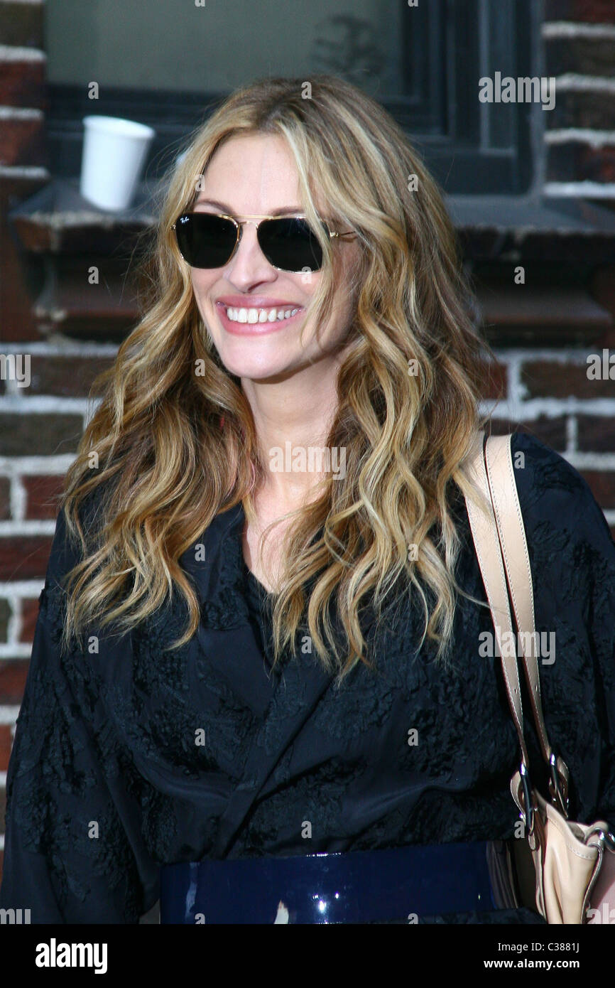 Julia Roberts outside Ed Sullivan Theatre for the 'Late Show With David ...