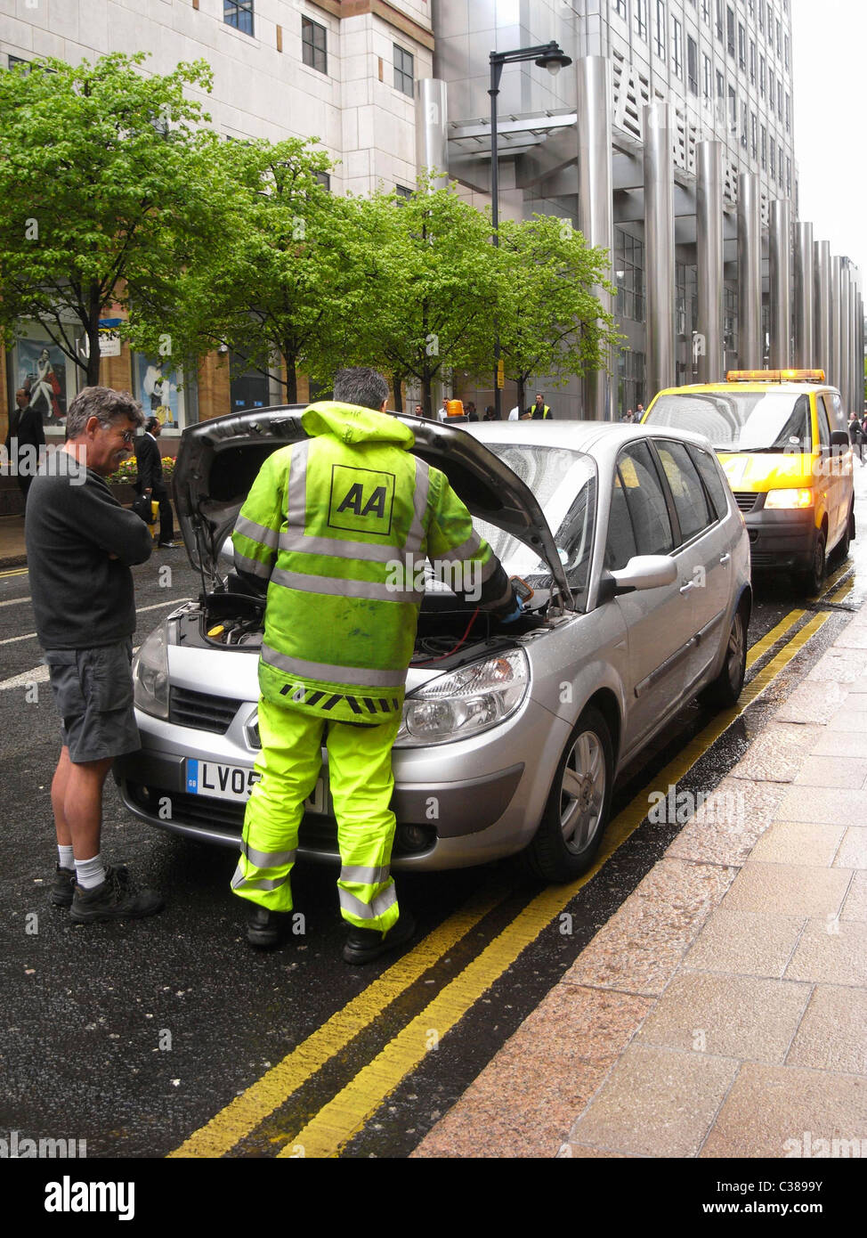 An AA employee assisting a stranded car driver Stock Photo - Alamy