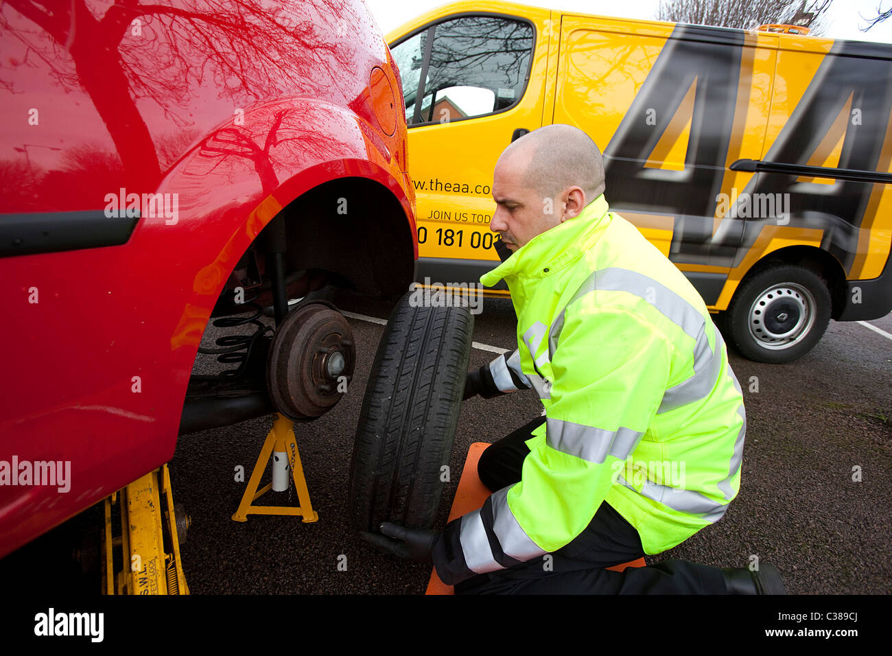 Stewart Topp, AA Patrol of the Year, at work on a broken down car Stock ...
