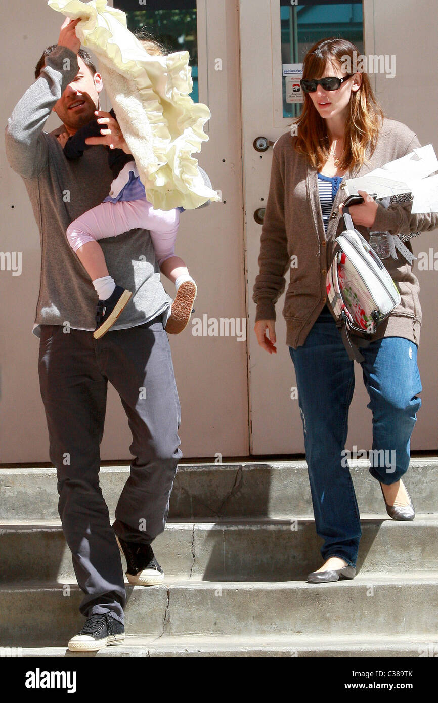 Ben Affleck and Jennifer Garner pick up their daughter Violet Affleck ...