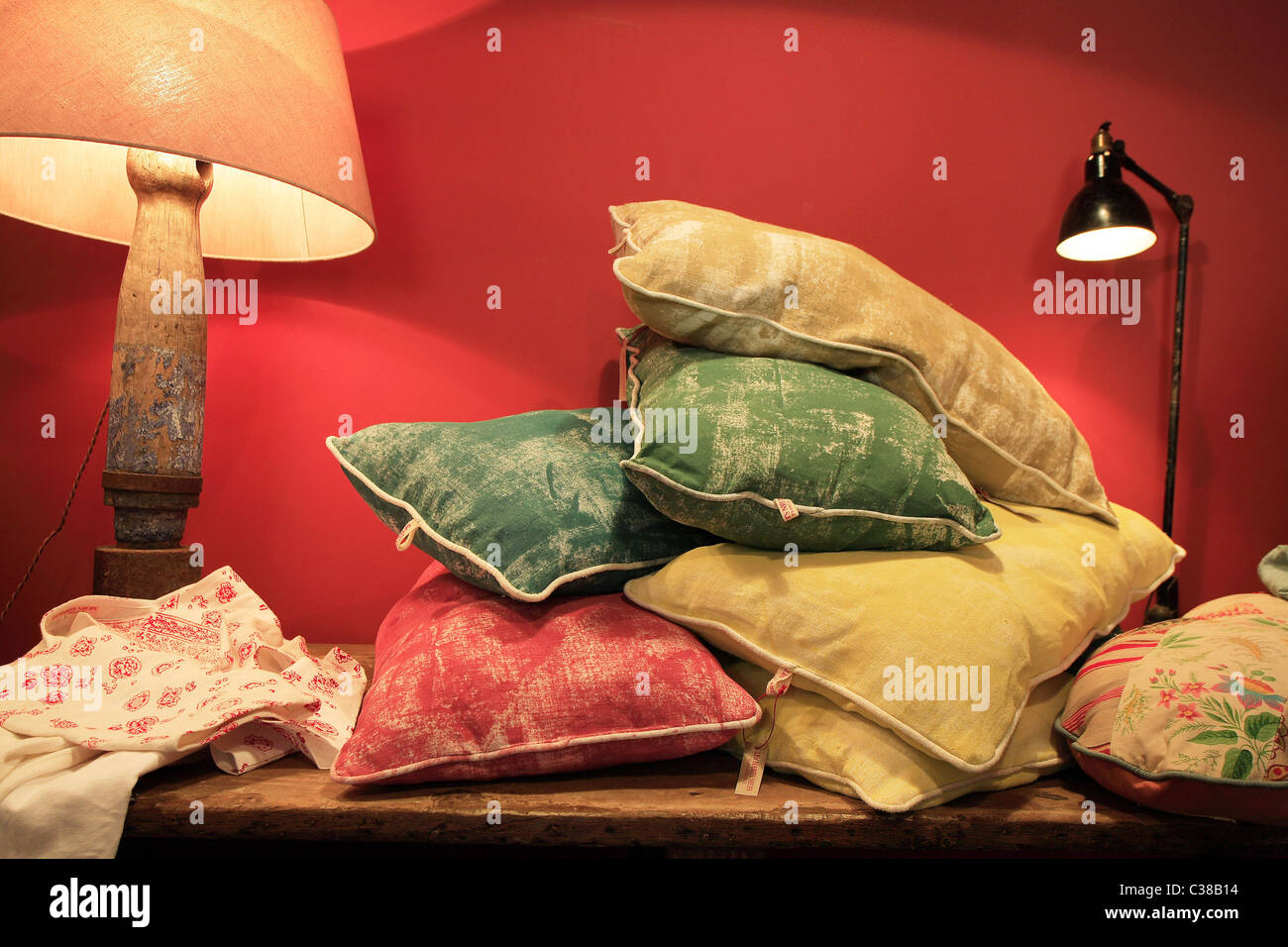 Les habits neufs hi-res stock photography and images - Alamy