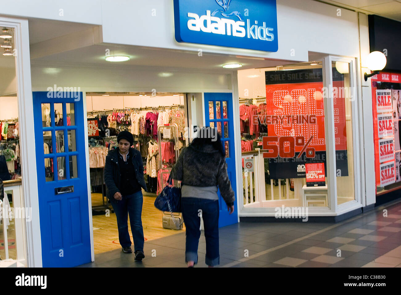 Clothes Shop Exterior High Resolution Stock Photography and Images - Alamy
