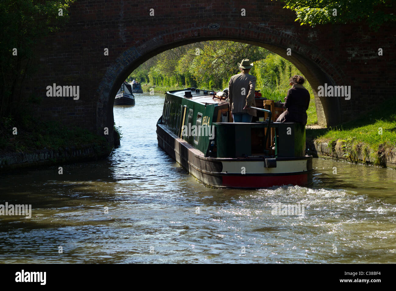 Canal Boat Going Under Bridge Stock Photos & Canal Boat Going Under ...