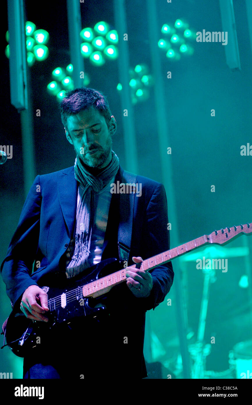 Radiohead in concert hi-res stock photography and images - Alamy