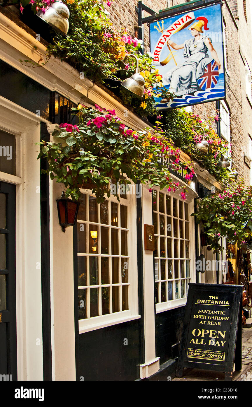 Britannia pub sign hi-res stock photography and images - Alamy