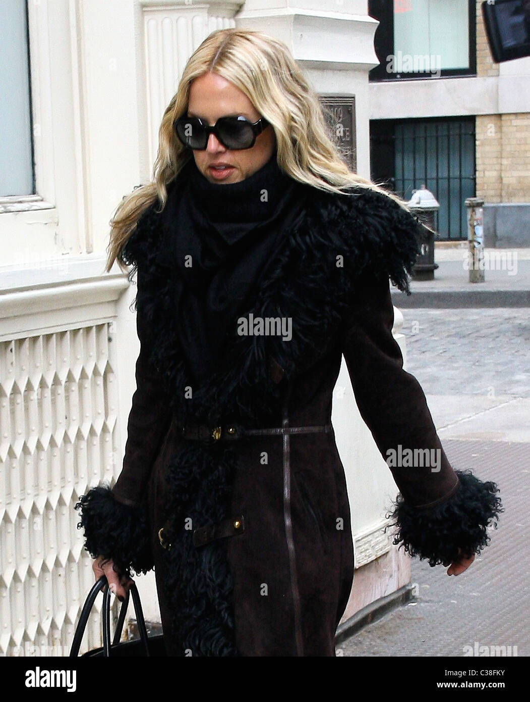 Celebrity stylist Rachel Zoe out shopping in Manhattan wearing an all ...
