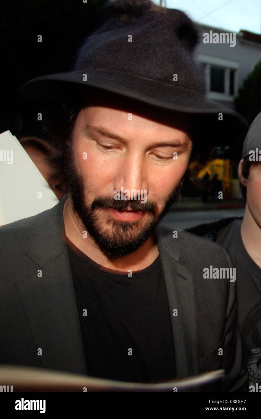Keanu Reeves signs autographs for waiting fans outside the Grauman's ...