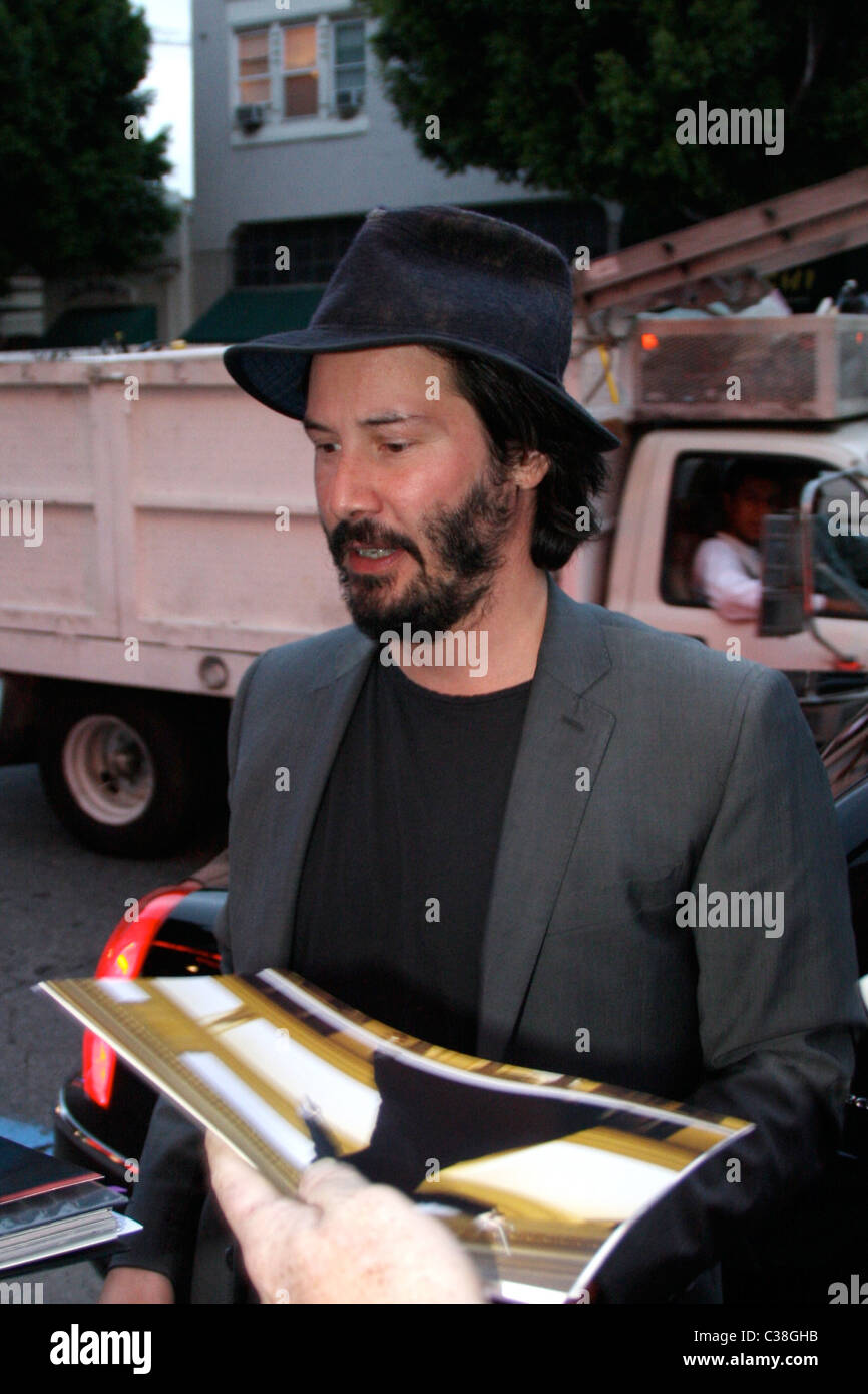 Keanu Reeves signs autographs for waiting fans outside the Grauman's ...
