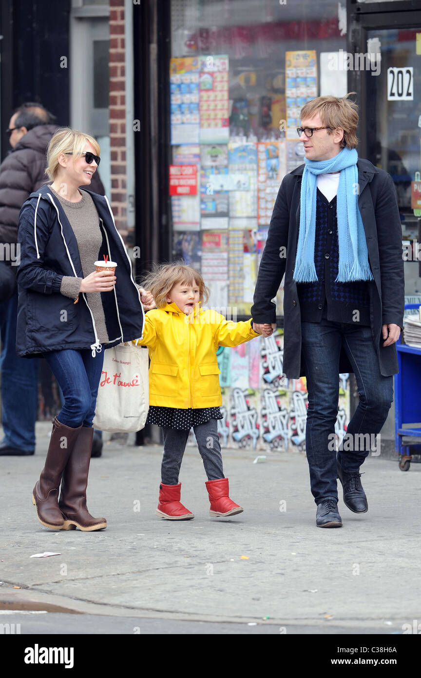 Michelle Williams and her daughter Matilda Ledger go out for breakfast ...