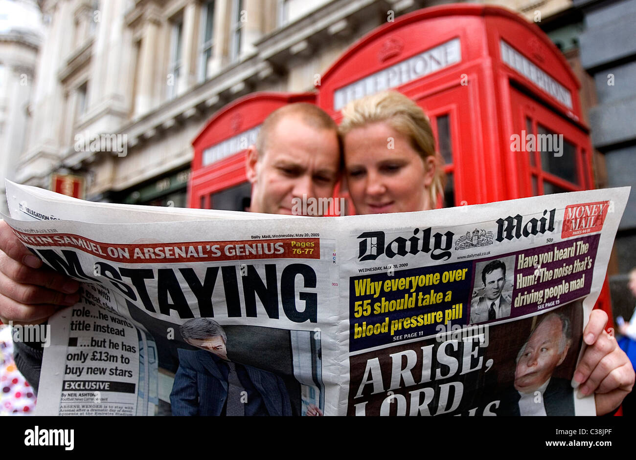 Daily Mail newspaper read by couple Stock Photo - Alamy