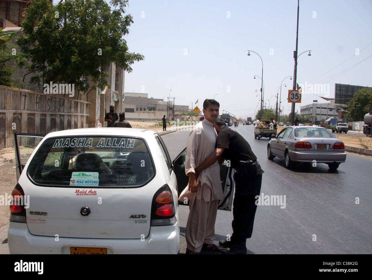 Body search hi-res stock photography and images - Alamy